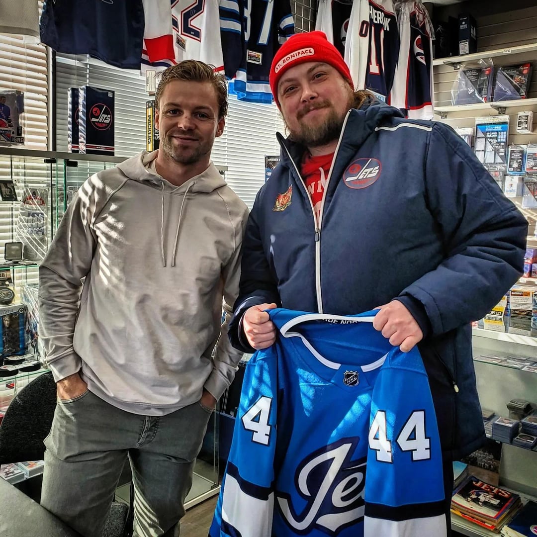 Josh Morrissey signe des autographes à Joe Daley's Sports aujourd'hui ...