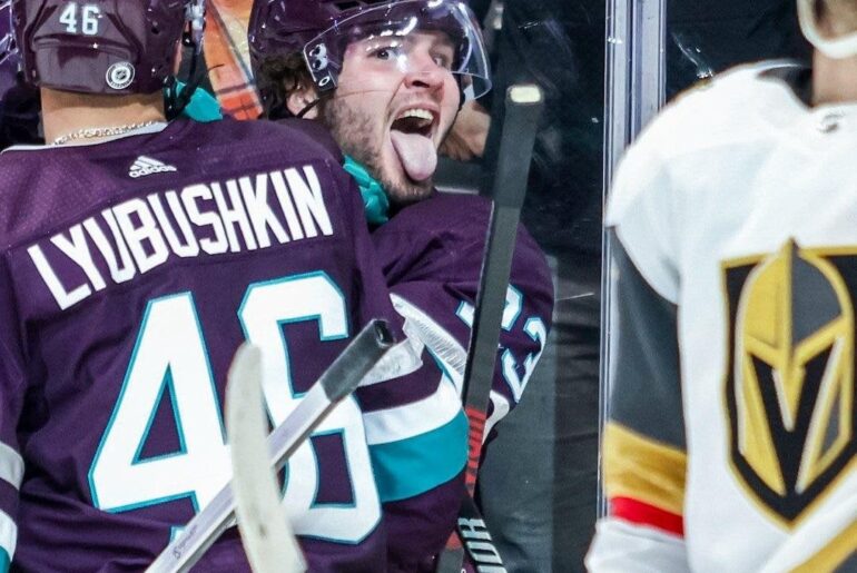 Zac Bell exécute des tours de hockey au match des canards - La LNH